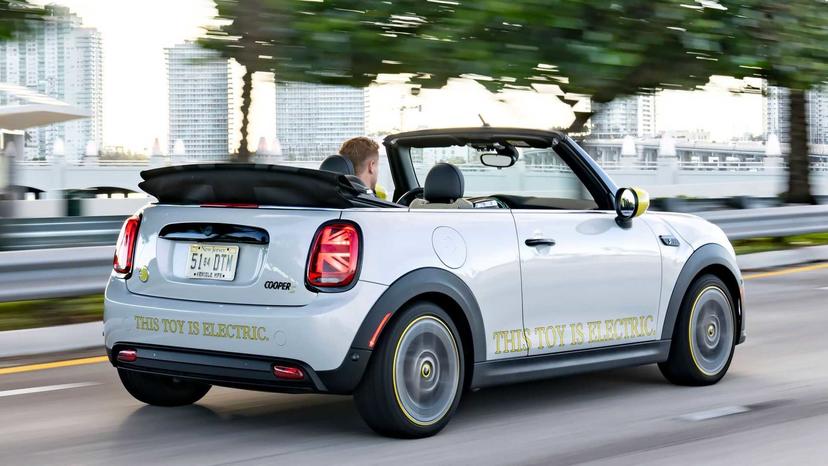 迷人的「上空」純電車，Mini Cooper SE Convertible 首度現身::DDCAR 電動車